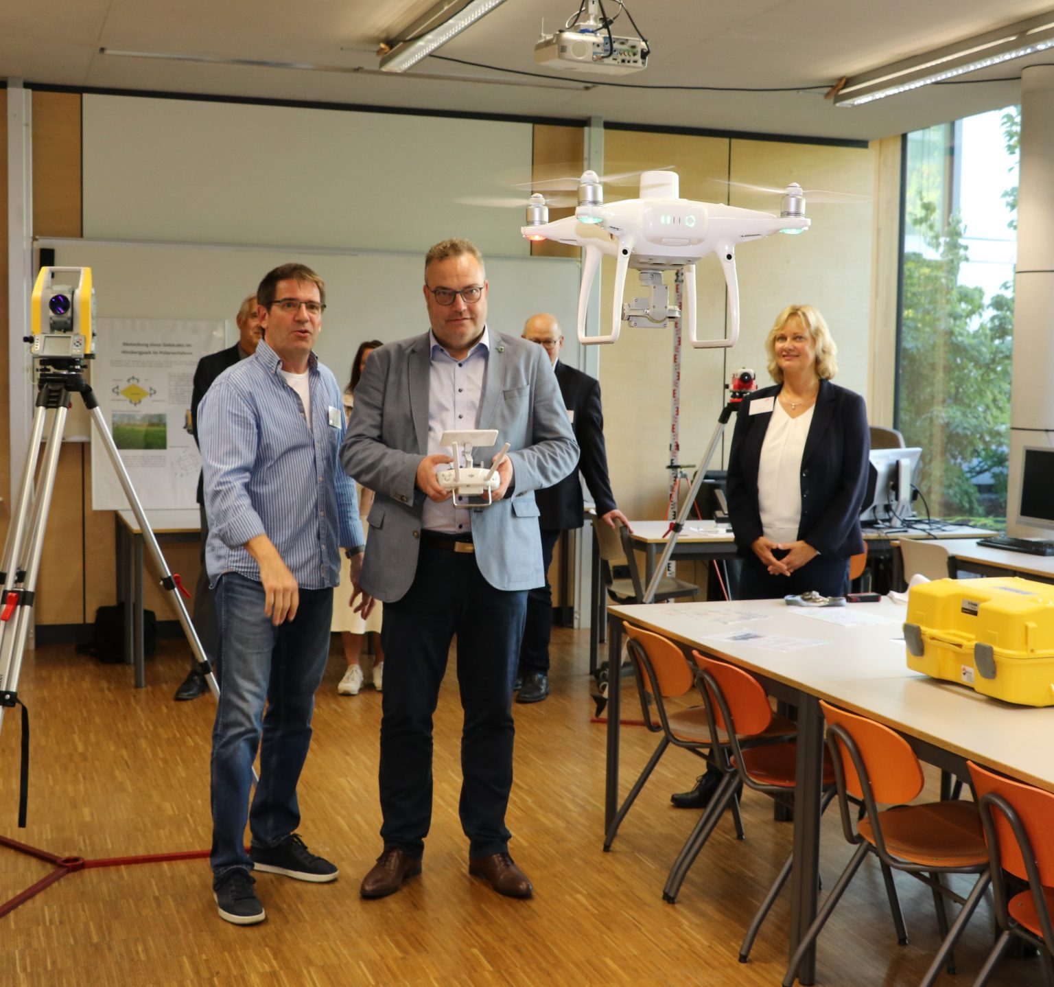 Max-Born-Berufskolleg präsentiert Landrat Bodo Klimpel technische ...